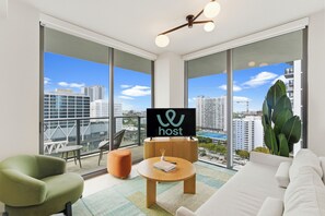 Apartamento, 2 quartos | Sala de estar | Smart TV de 50 polegadas com canais via satélite 