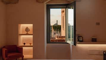 Suite de Luxo, vista para o pátio | Cofre no quarto, secretária, cortinas/cortinados opacos