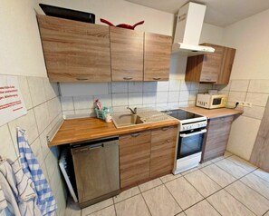 Apartamento | Cozinha privada | Uma cadeira de bebé 