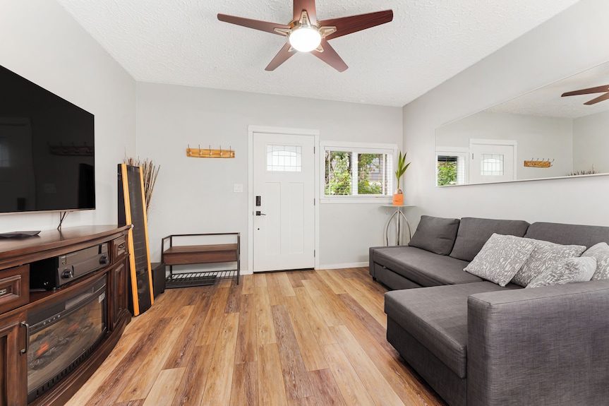 Modern Vancouver Home Fast Wi-fi & Self Check-in - 6400