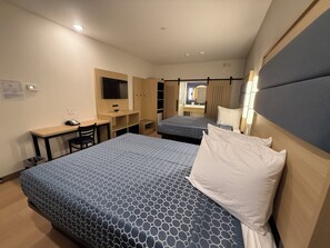 Quarto Duplo Deluxe | Camas de colchão viscoelástico, secretária 