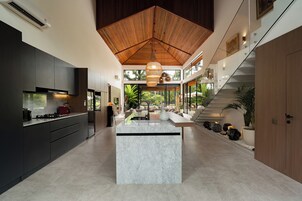 4br Cendana Villa with Private Pool | Cozinha privada | Geladeira grande, micro-ondas, cooktop, cafeteira/chaleira