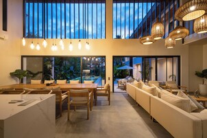 5br Kencana Villa with Private Pool | Sala de estar | Smart TV 43 polegadas com canais via satélite