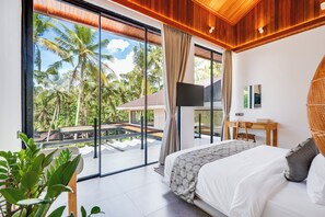 5br Candra Villa with Private Pool | Cofre no quarto, com decoração personalizada 