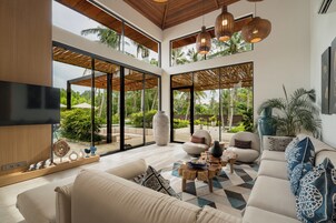 5br Candra Villa with Private Pool | Sala de estar | Smart TV 43 polegadas com canais via satélite
