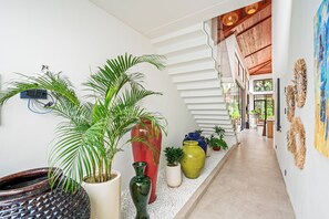 5br Candra Villa with Private Pool | Sala | Smart TV de 43 polegadas com canais via satélite 