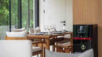 Vila superior, 2 quartos, piscina particular | Opções para refeição no quarto