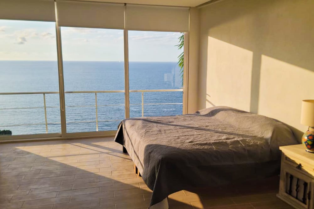Elegant coastal penthouse with breathtaking views, pool & romantic zone ...