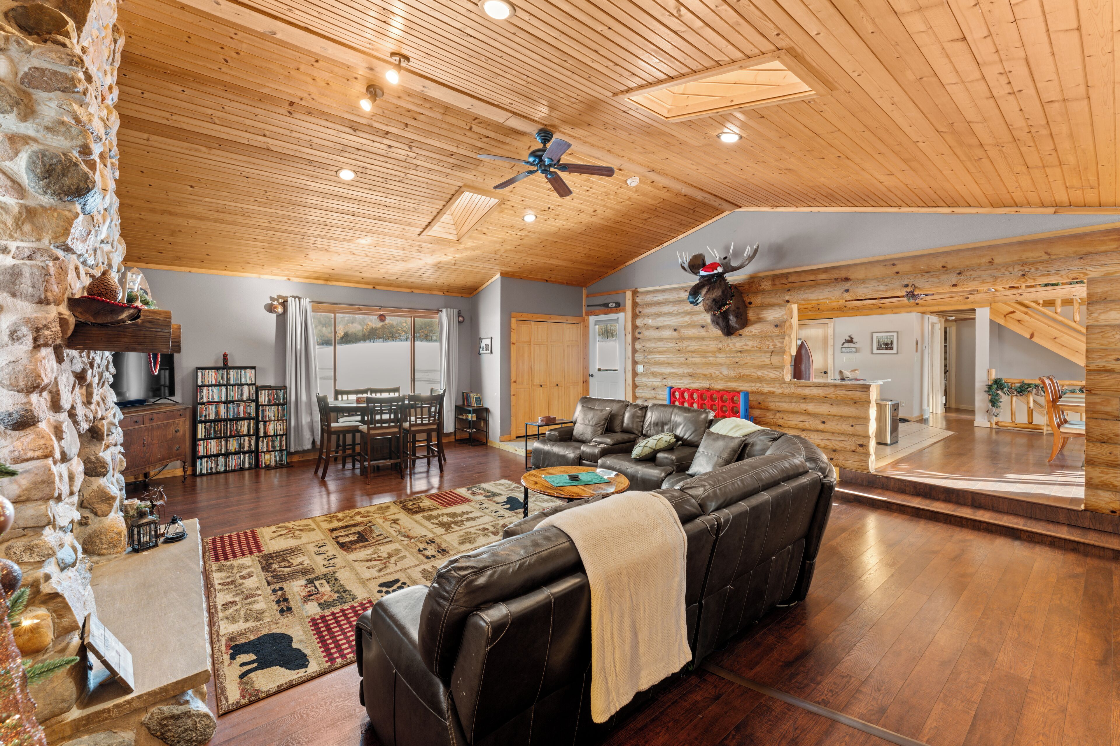 Refined Pet-friendly Log Cabin Near Wisconsin Dells  Sleeps 12  Secluded - Christmas Mountain Drive, WI
