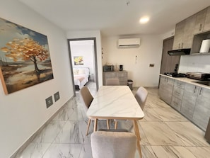 Apartamento, 2 quartos, acessível | Sala de jantar