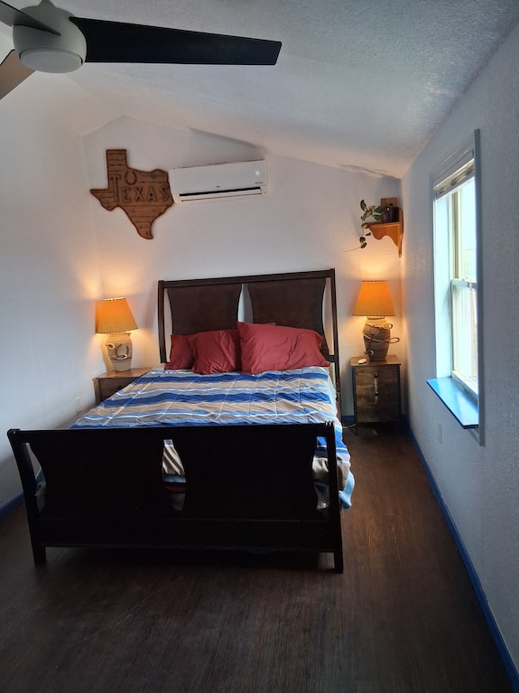 Secluded 3-bedroom Farmhouse With Ac Near Caprock Canyon State - Texas