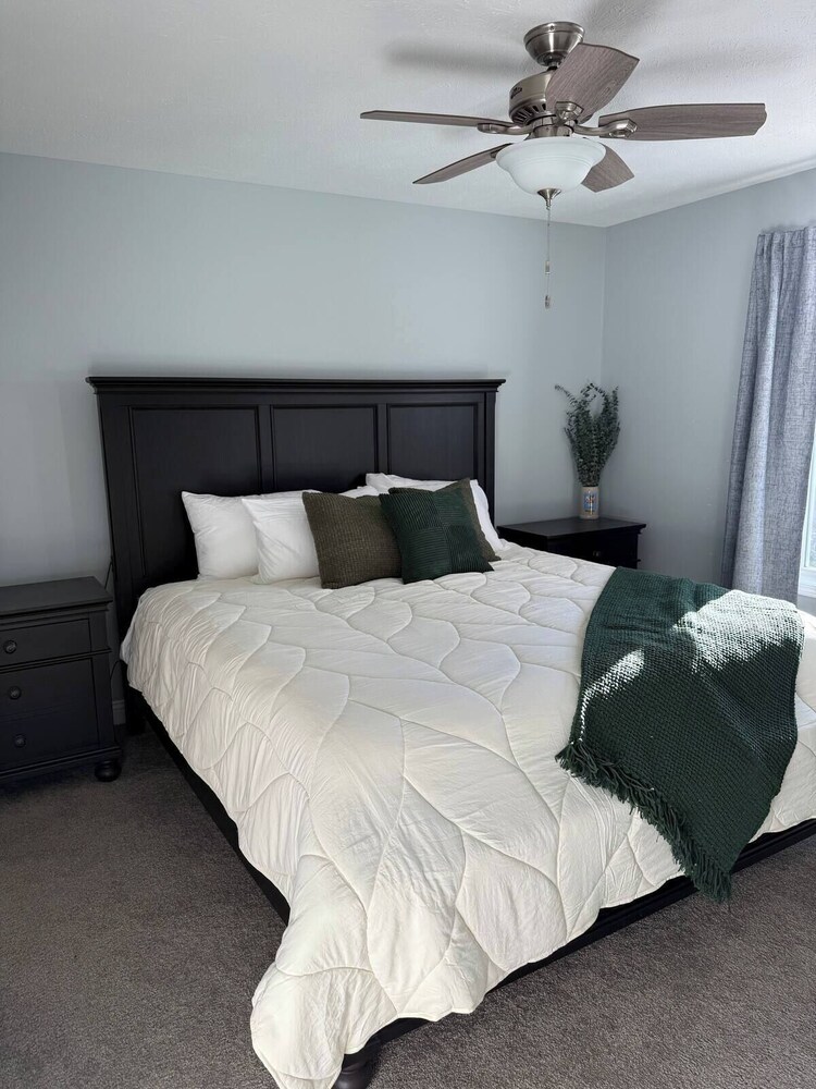 Marvelous 3-bedroom lakefront house in Russells Point w/boat dock ...