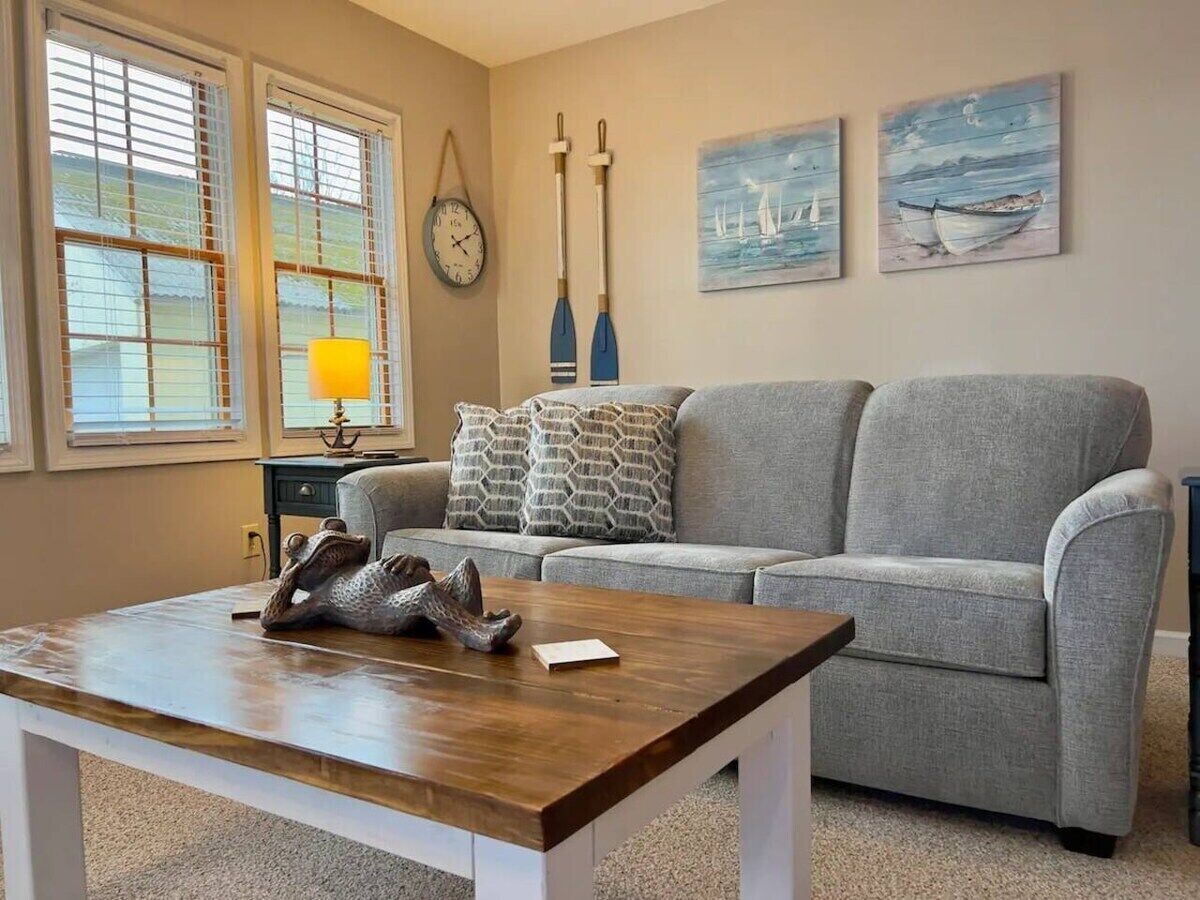 Waterfront Cabin: Hot Tub, Game Room & Fire Pit - Lakeview, OH