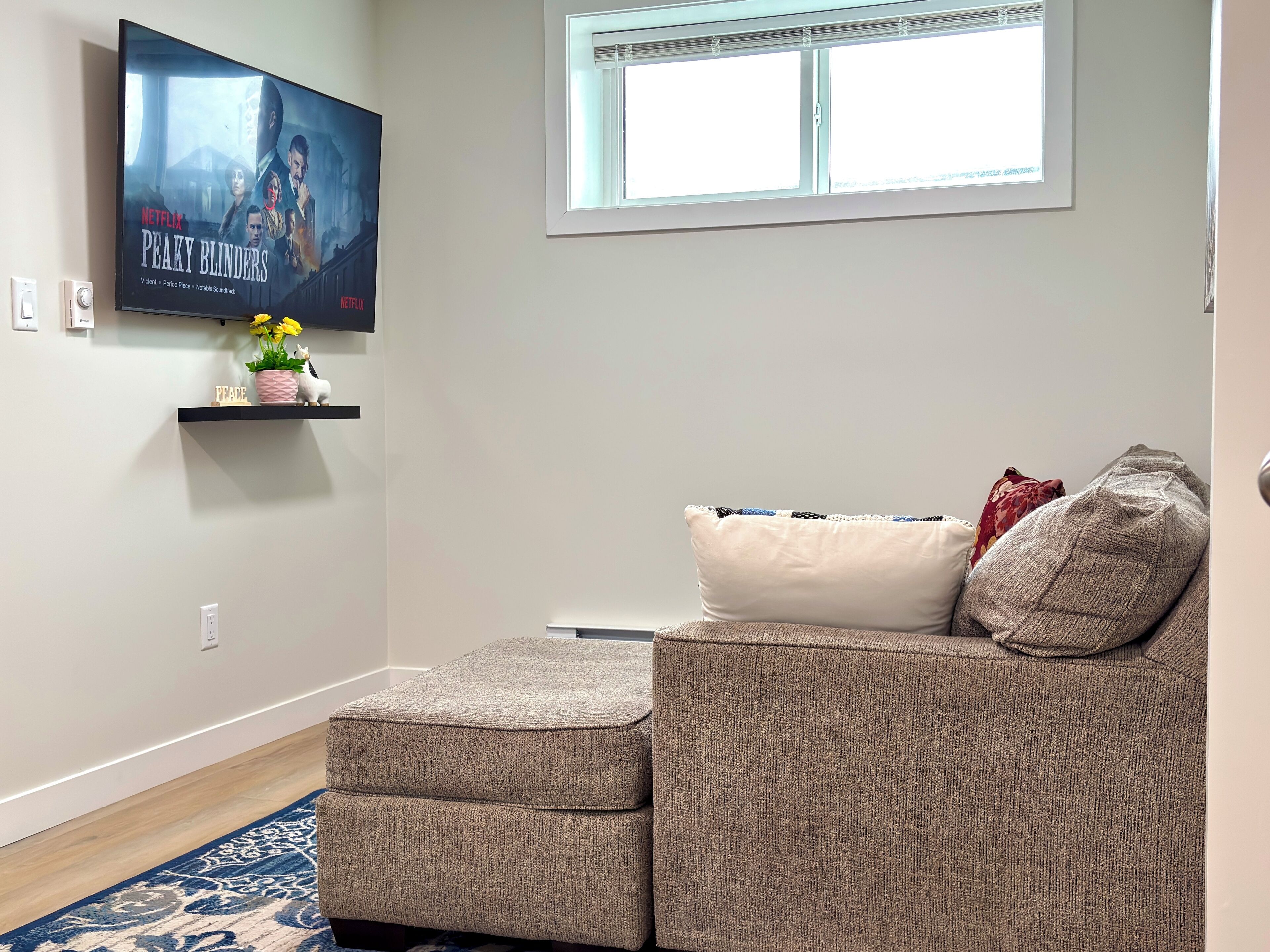 Luxloft Suite.\ncozy 2-bedroom Basement Suite In A Serene Location. - 薩斯卡通