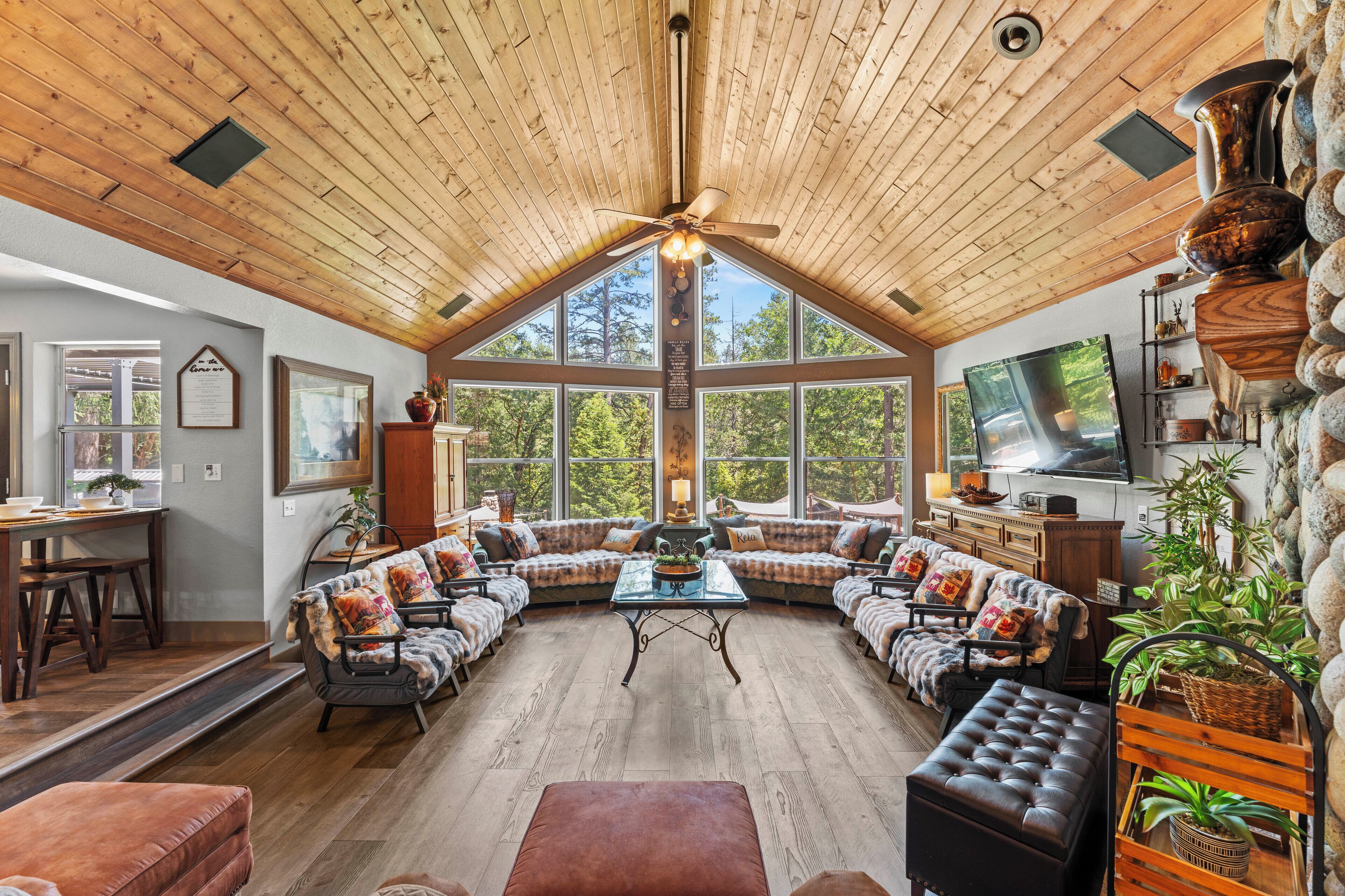 Mountain Family Resortpoolhot Tubgames3 Decks4-6 Sleeping Areas16+ - Foresthill, CA