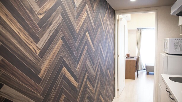 Uma cozinha moderna com backsplash em padrão losango, micro-ondas e pia.