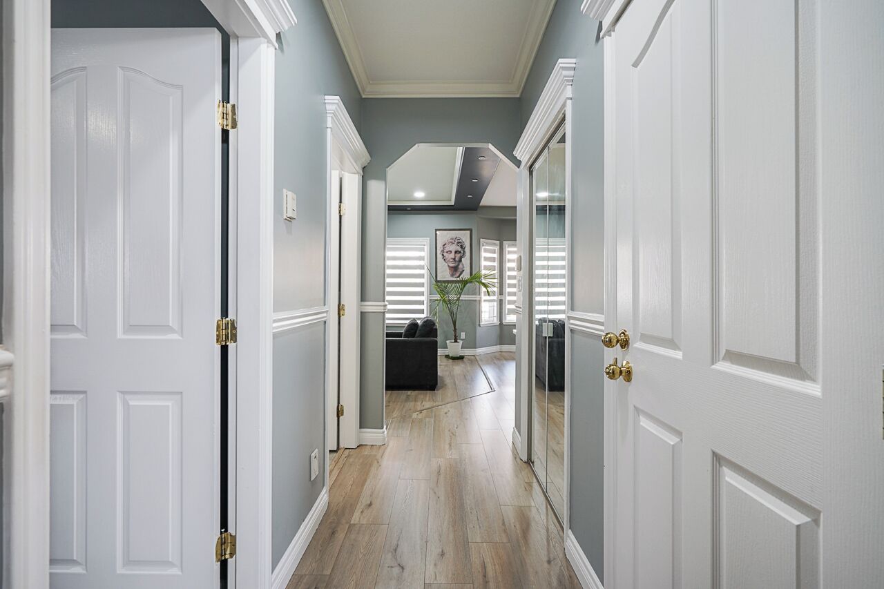 Family Friendly Spacious Home Nears, Parks, Malls, University And Mins To Hwy ! - Surrey