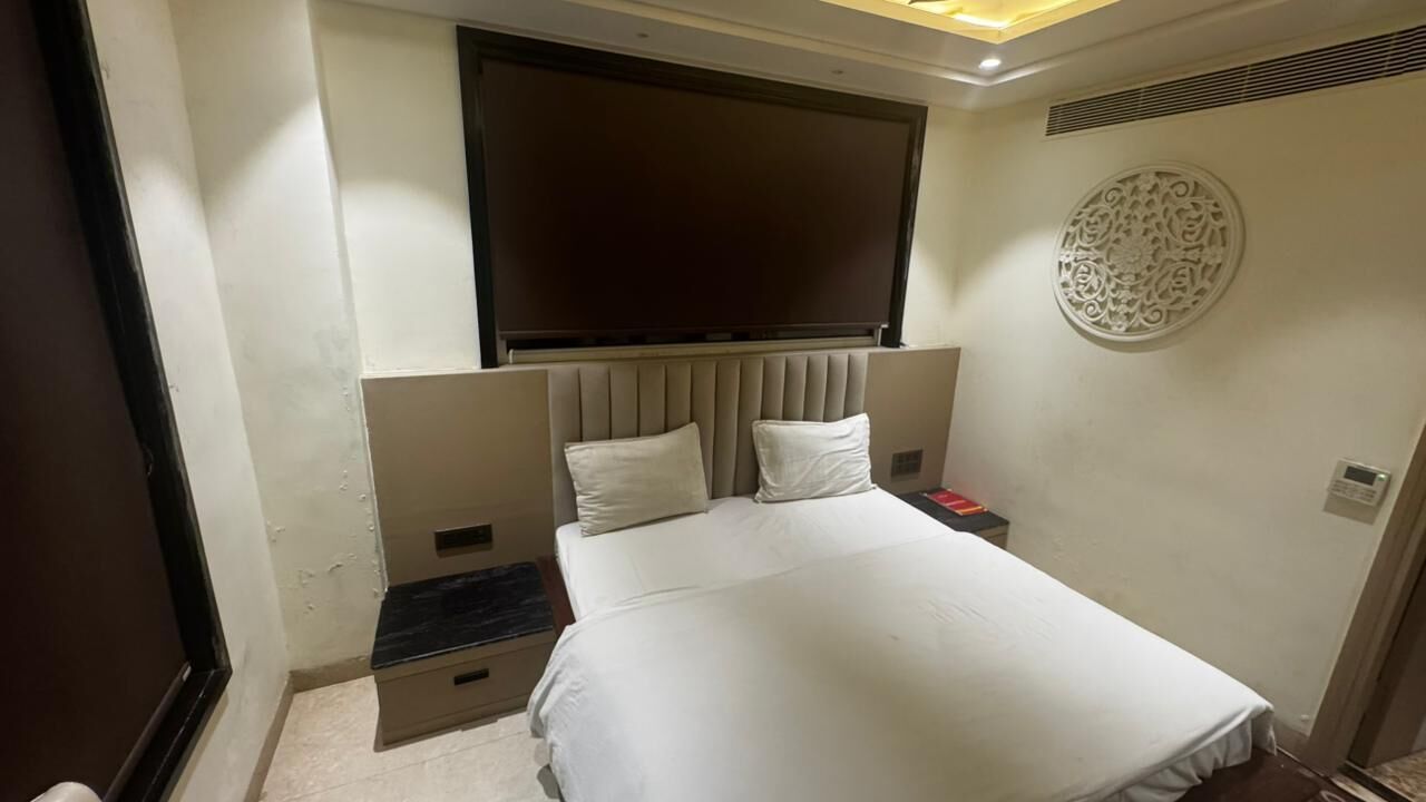 Secretária, secretária adequada para computadores portáteis 