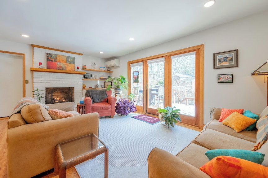 Cozy Brick Retreat With Hot Tub, Fireplace, Full Kitchen, And Outdoor Hangout Space Near A Park!!! - Virginia Tech, Blacksburg