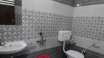 Chuveiro, chuveiro com efeito de chuva, bidê, toalhas de banho