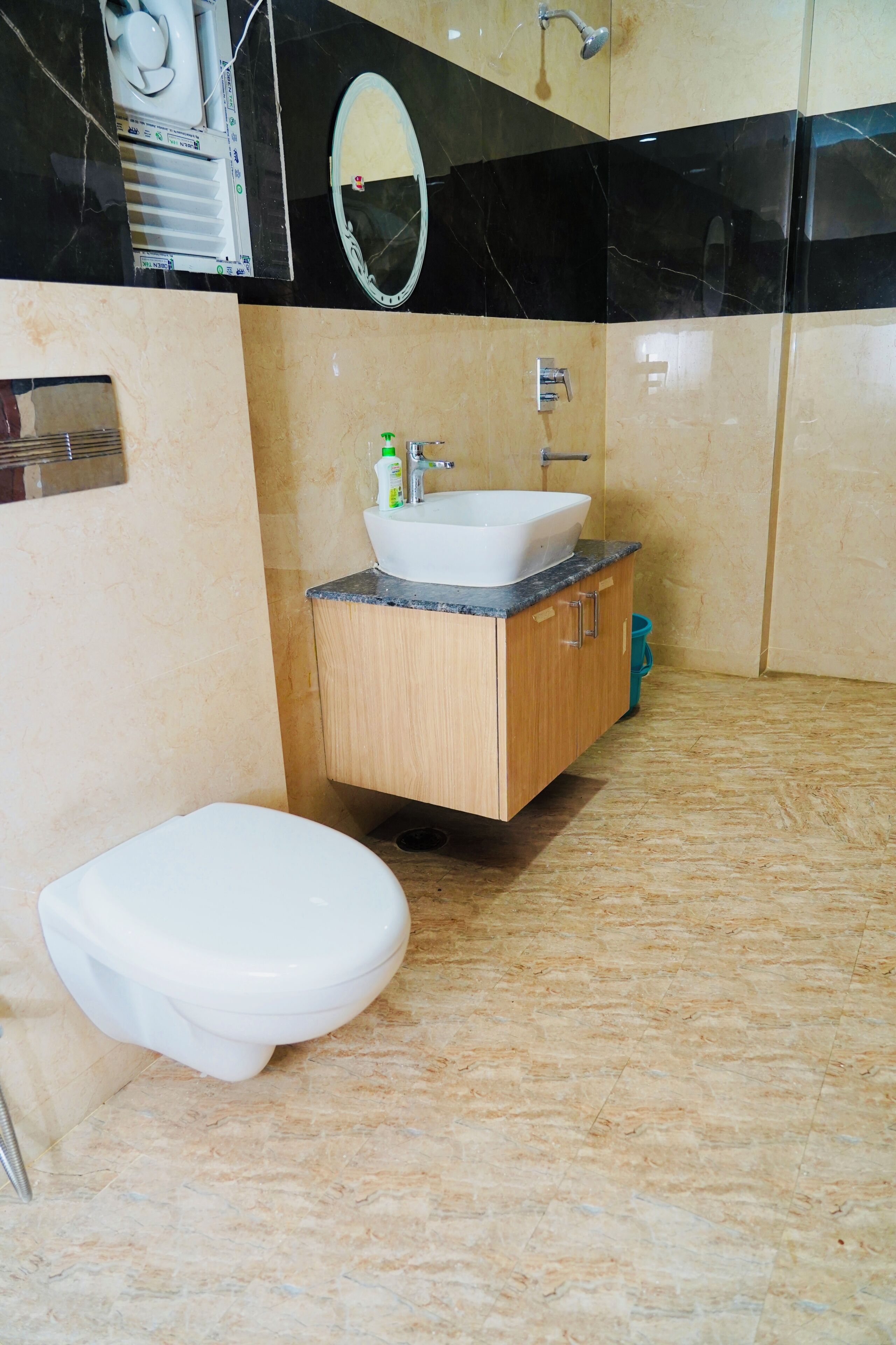 Quarto Superior | Casa de banho | Um polibã, artigos de higiene pessoal grátis, toalhas fornecidas, sabão 