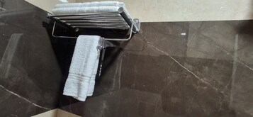 Quarto casal luxo | Banheiro | Chuveiro, produtos de toalete grátis, toalhas de banho, sabonete