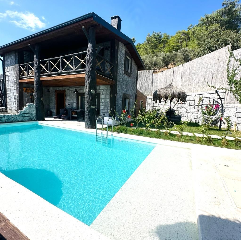 Villa Deluxe, vista para a piscina | Secretária, secretária adequada para computadores portáteis 