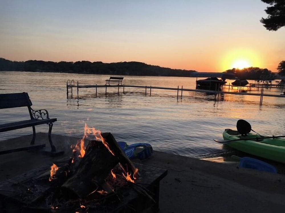 4 Br Tranquil Lakefront Retreat W/ Fire Pit - Wollersheim Winery & Distillery