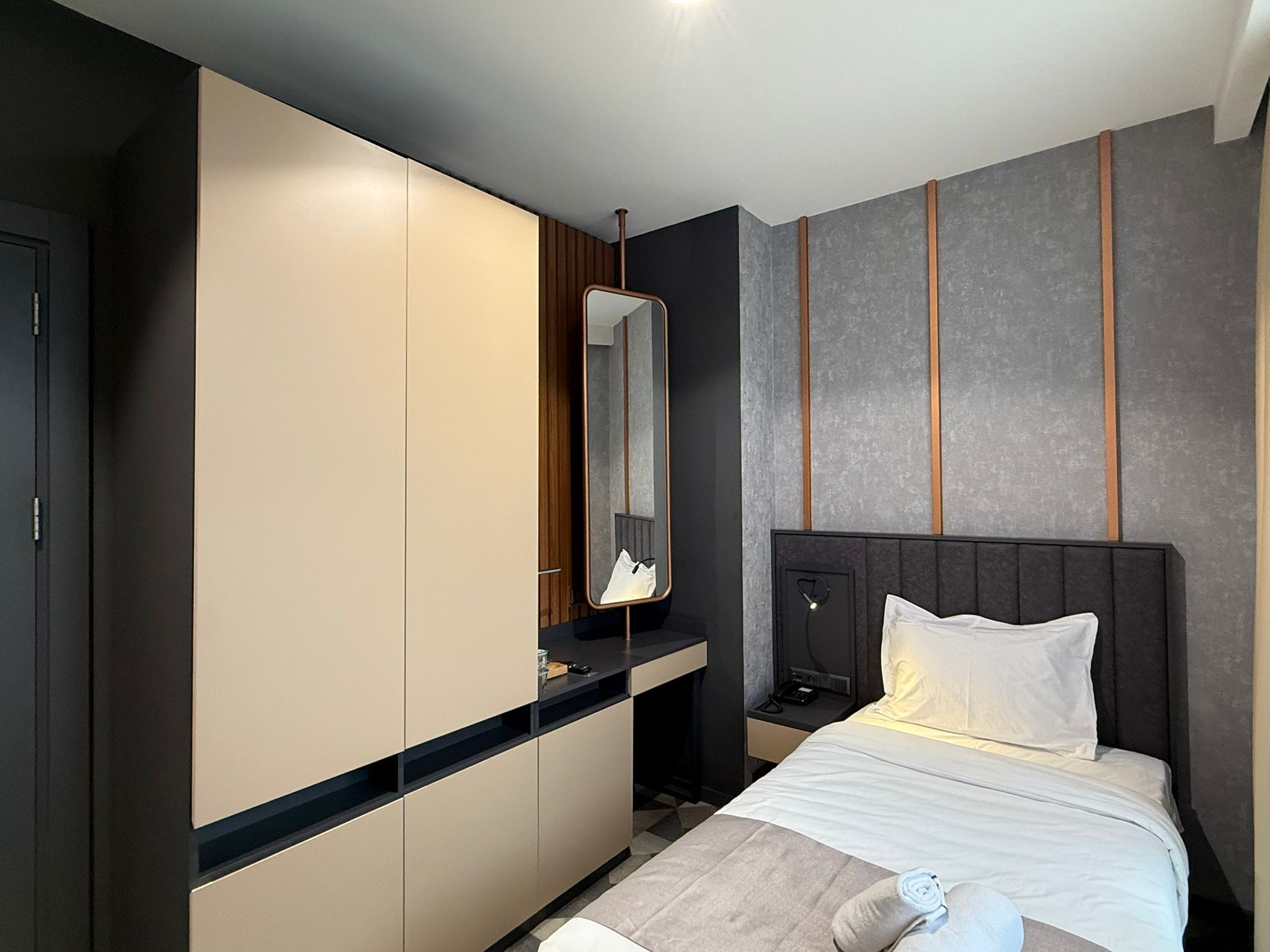 Quarto solteiro, vista para a cidade | Cofres nos quartos, escrivaninha, cortinas blackout