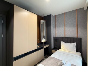 Quarto solteiro, vista para a cidade | Cofres nos quartos, escrivaninha, cortinas blackout