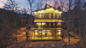 New- Wildside Cabin, All Sport Simulator, Hot Tub & Views Reviews ...