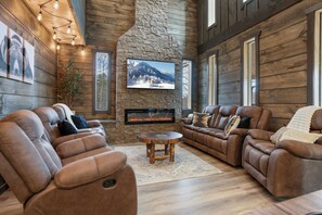 New- Wildside Cabin, All Sport Simulator, Hot Tub & Views Reviews ...