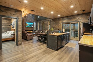 New- Wildside Cabin, All Sport Simulator, Hot Tub & Views Reviews ...