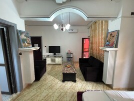 Quarto premium, 1 cama King, sacada, vista para o pátio | Roupas de cama de algodão egípcio, roupas de cama premium