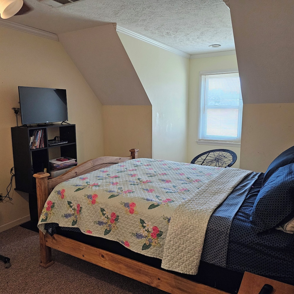 Spacious 4BR Home on Private Acre, Sleeps 10 Family & Group Friendly ...