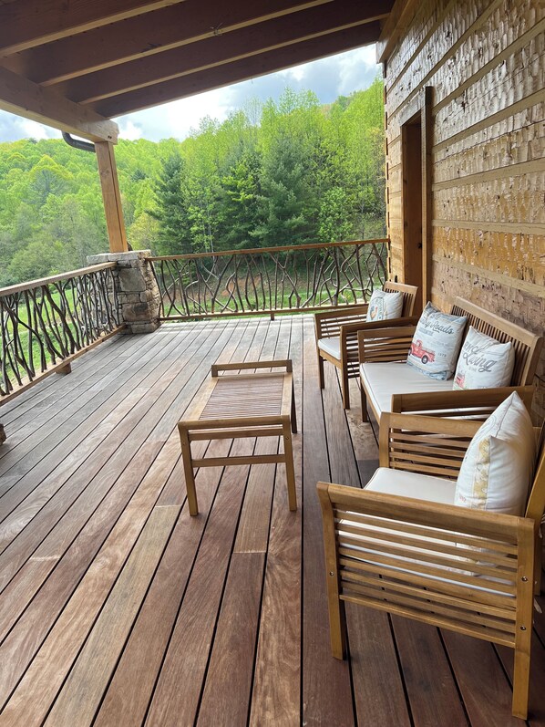 Serene 3-bedroom cabin in Elk Park perfect for relaxing getaways ...