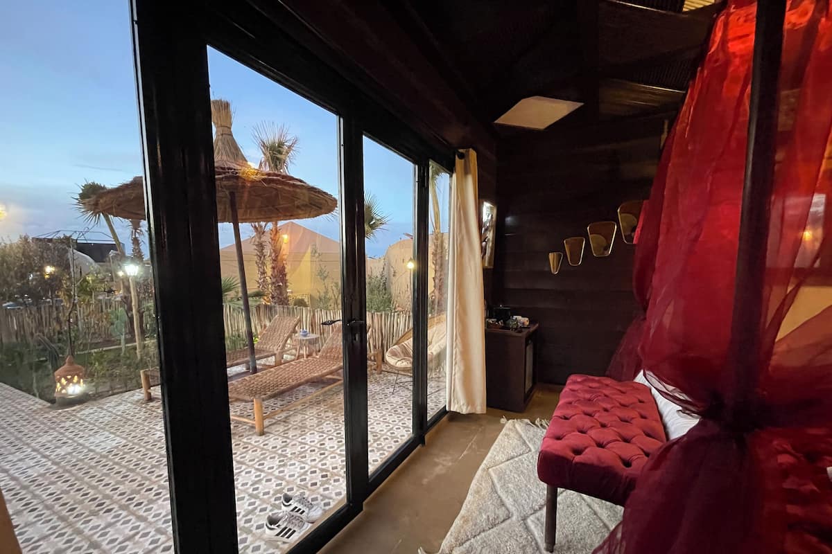 Quarto Premium, 1 quarto, casa de banho privativa, vista para a piscina | Minibar, cofre no quarto, quartos insonorizados, Wi-fi grátis