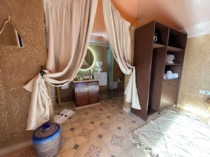 Quarto Triplo de Luxo, casa de banho privativa, junto ao jardim | Casa de banho | Um polibã e uma banheira separados, um secador de cabelo, roupões