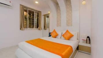 Quarto casal básico | Escrivaninha, espaço de trabalho para notebook, Wi-Fi de cortesia