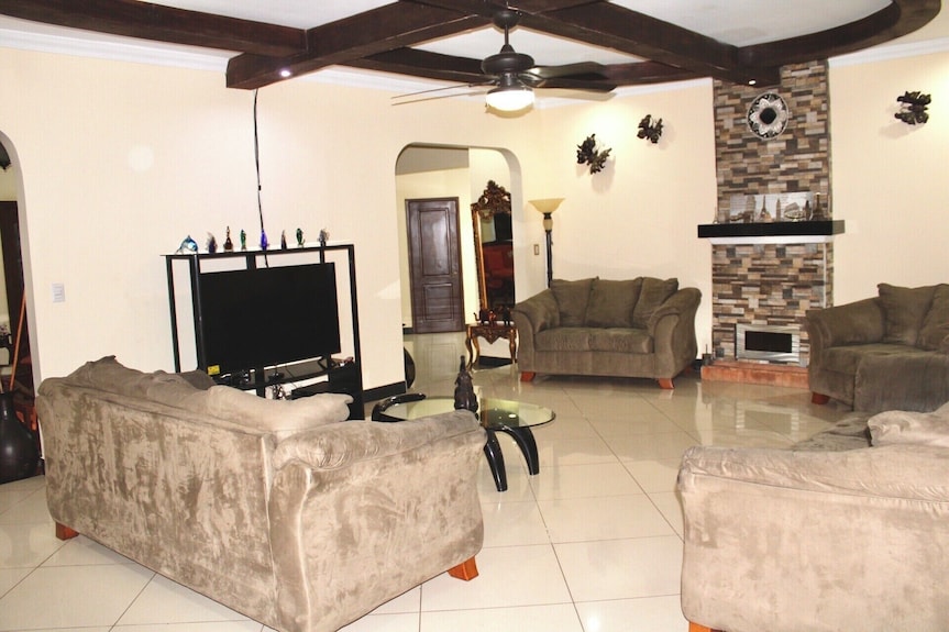 Villa San Lorenzo-private4-bedroom Home For 16 - Managua