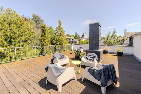Terraço com espreguiçadeiras