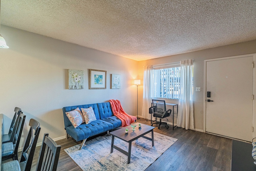 Prime Location! Pool, Gym, Laundry, & Much More! - Tempe, AZ