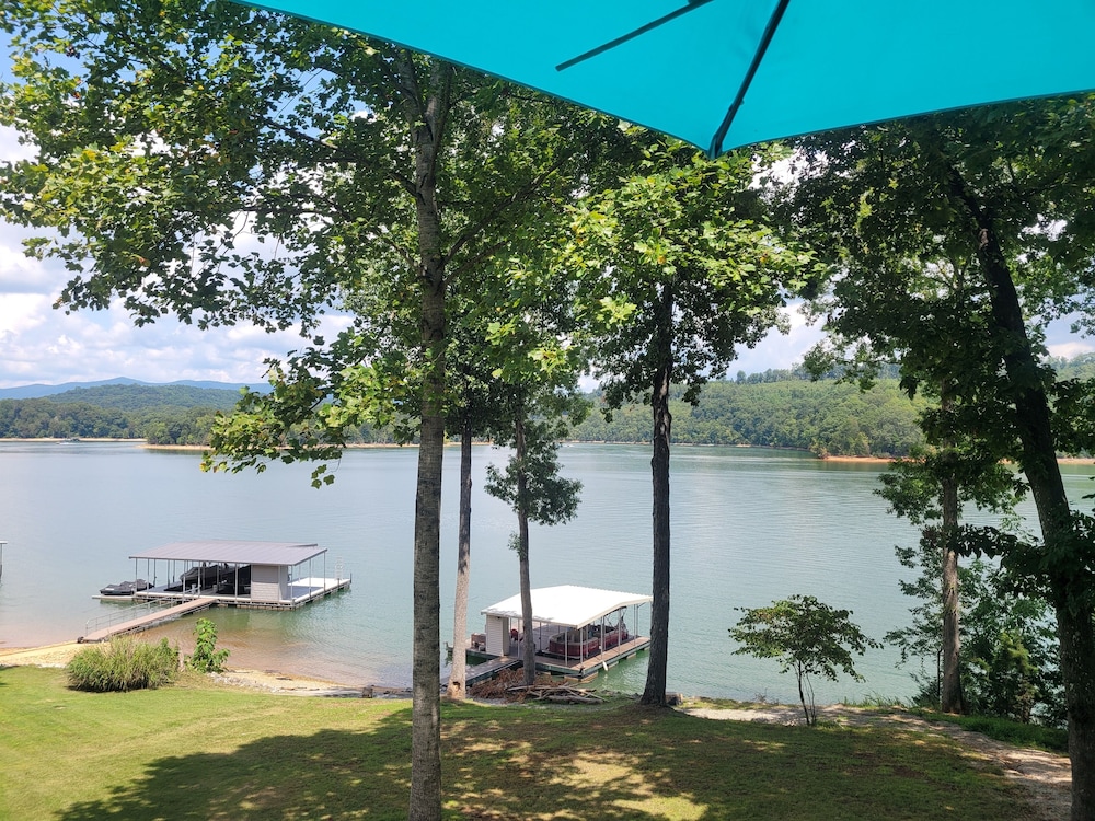 Norris Point-5 BR-Sleeps 20, Waterfront, NO STEPS, Family Fun, Covered ...