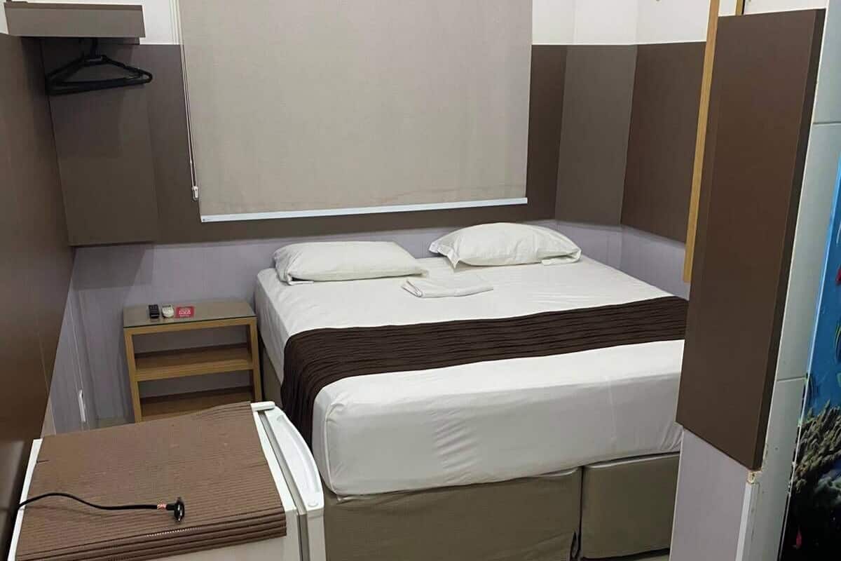 Quarto Duplo Deluxe | Roupa de alta qualidade, secretária