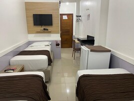 Quarto Triplo Comfort | Roupa de alta qualidade, secretária