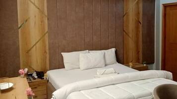 Quarto casal luxo, vista para a cidade | Quartos à prova de som, ferros/tábuas de passar roupa, Wi-Fi de cortesia