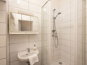 Apartamento Básico | Casa de banho | Um polibã, artigos de higiene pessoal grátis, um secador de cabelo 