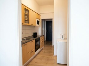 Apartamento Básico | Cozinha privada | Um forno, uma placa de cozinha, utensílios de cozinha 