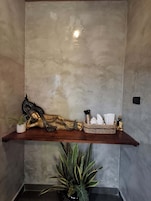 Ferro/tábua de engomar, Wi-fi grátis, roupa de cama fornecida