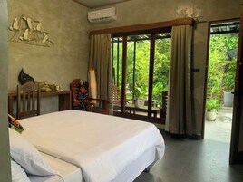 Quarto Duplo Deluxe, vista para o jardim | Ferro/tábua de engomar, Wi-fi grátis, roupa de cama fornecida 